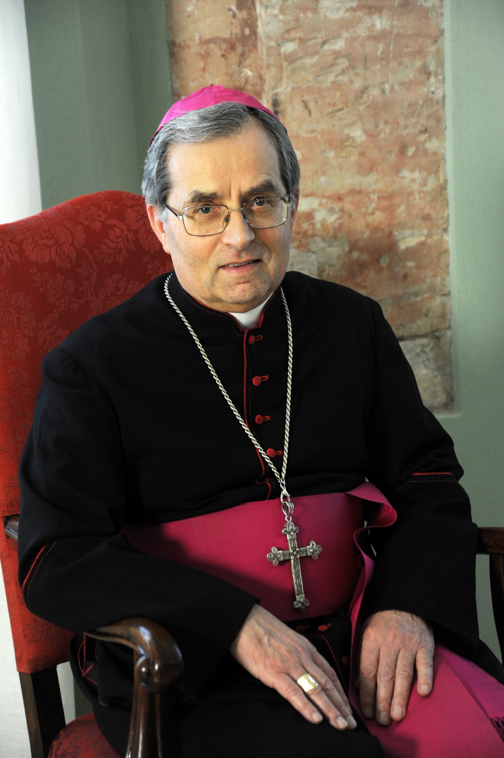 Un volume per il 50° di sacerdozio di monsignor Douglas Regattieri - Notizie Di Carpi News