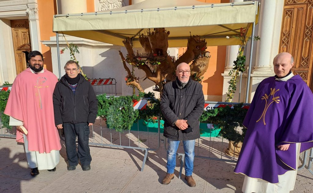 Il grande presepio sul sagrato della Cattedrale di Carpi - Notizie Di ...